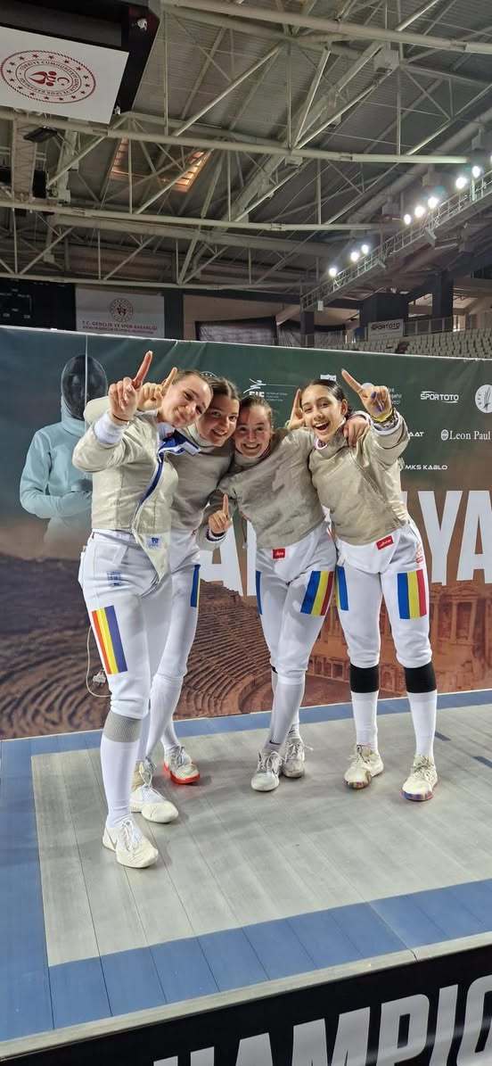 Echipa de sabie junioare a României a câştigat medalia de aur la Campionatul European de cadeţi ...
